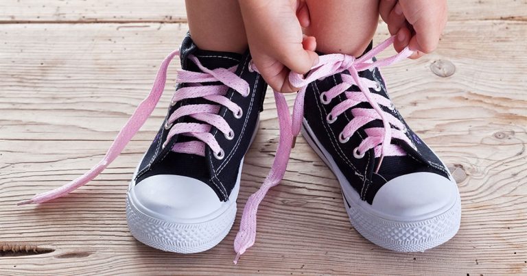 A Step-by-Step Guide on How to Tie Shoes – Kate Spade Star